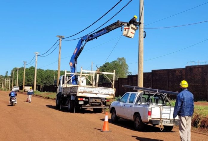 Nuevo tendido eléctrico en la línea de 33 KV de Posadas