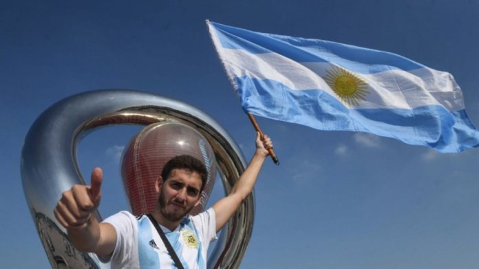 Primer banderazo de hinchas argentinos en Qatar