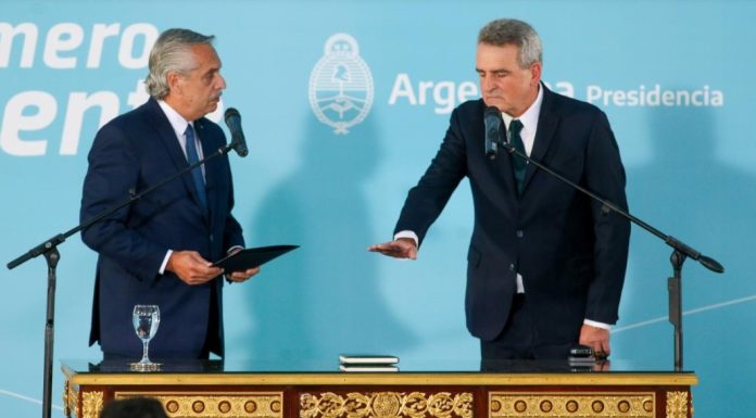 Alberto Fernández le tomó juramento a Agustín Rossi como jefe de Gabinete