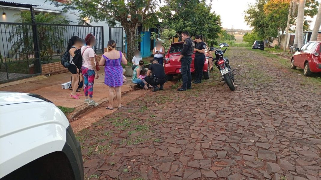 Niña fue rescatada en Garupá tras quedar atrapada en una boca de tormenta